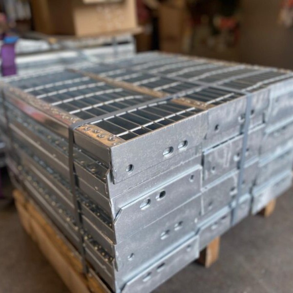 Gradini in grigliato zincati 25x76 da 600-700-800-900-1000